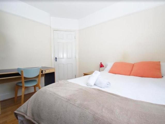 Shared Living/roommate 8 Bedroom For Rent London London 730 ES90563273