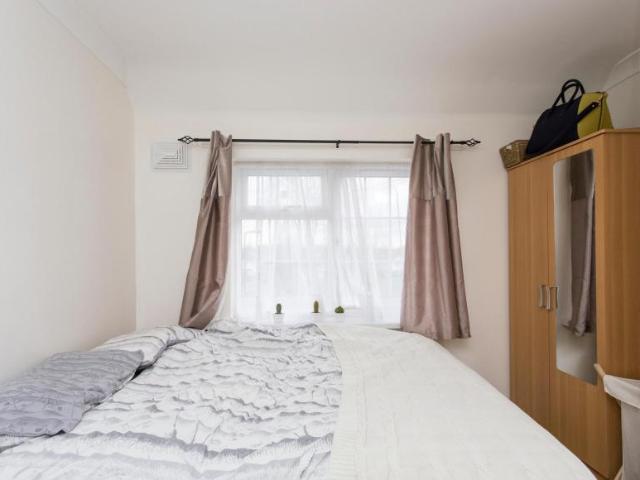 Shared Living/roommate 8 Bedroom For Rent London London 810 ES90562309