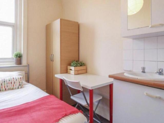 Shared Living/roommate 9 Bedroom For Rent London London 715 ES90559665