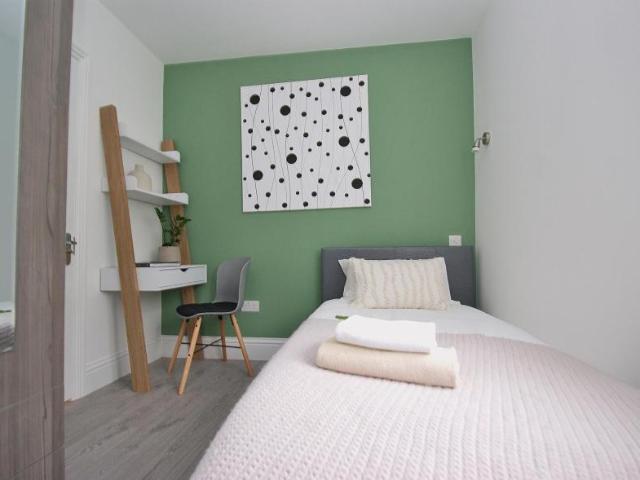 Shared Living/roommate 9 Bedroom For Rent London London 800 ELS90562268