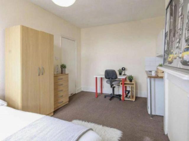 Shared Living/roommate 9 Bedroom For Rent London London 845 ES90559664