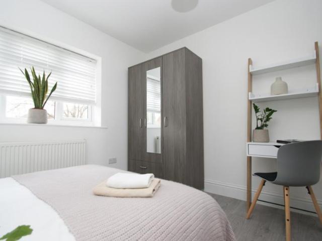 Shared Living/roommate 9 Bedroom For Rent London London 845 ES90562361