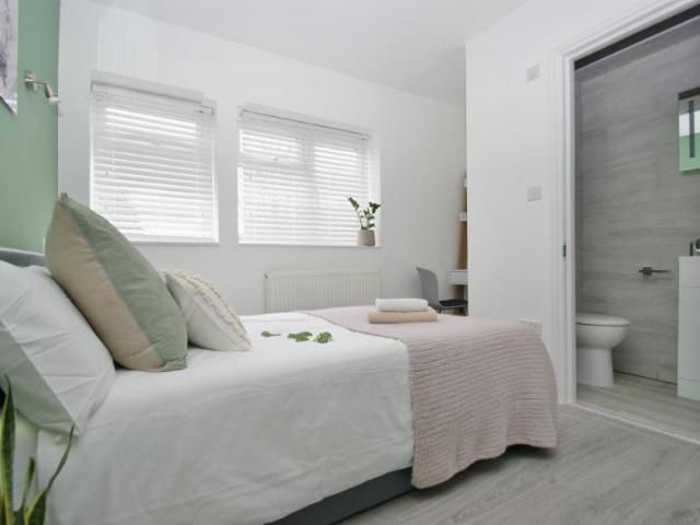 Shared Living/roommate 9 Bedroom For Rent London London 893 ES90562458
