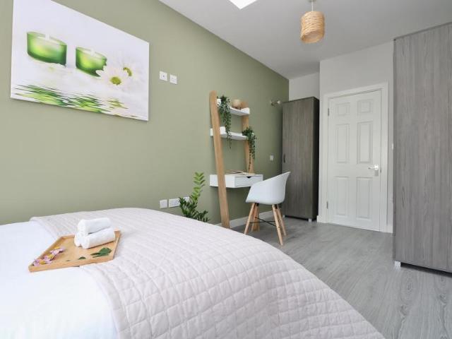 Shared Living/roommate 9 Bedroom For Rent London London 900 ES90562542