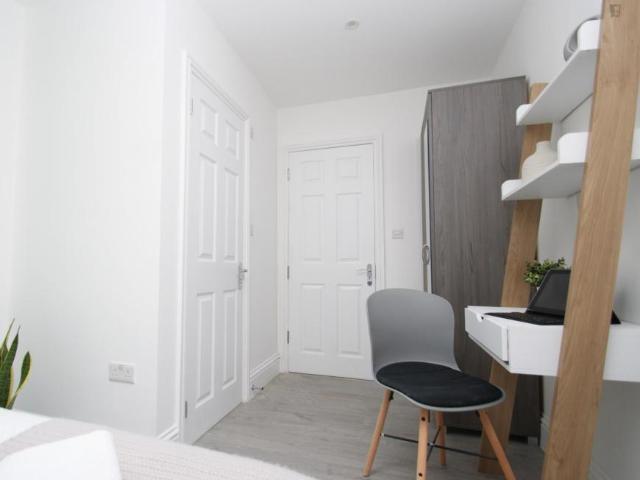 Shared Living/roommate 9 Bedroom For Rent London London 903 ES90562493