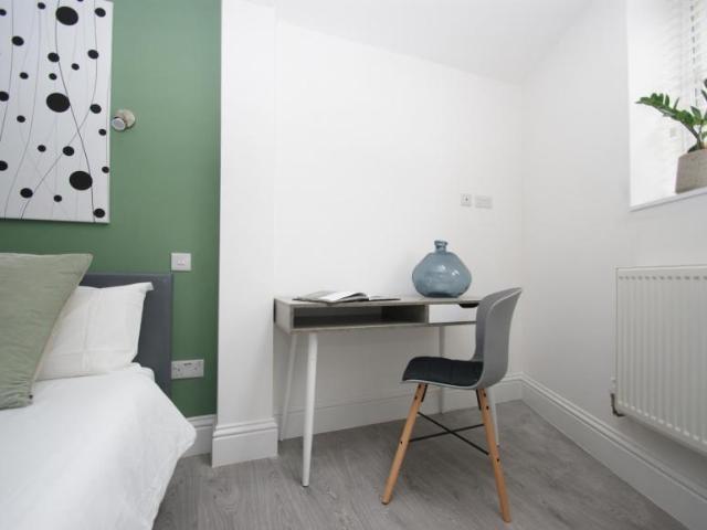 Shared Living/roommate 9 Bedroom For Rent London London 930 ES90563354