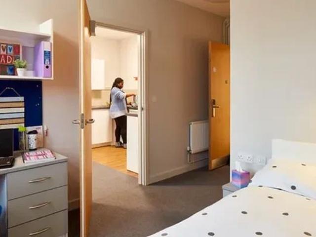 Shared Twin Ensuite Room