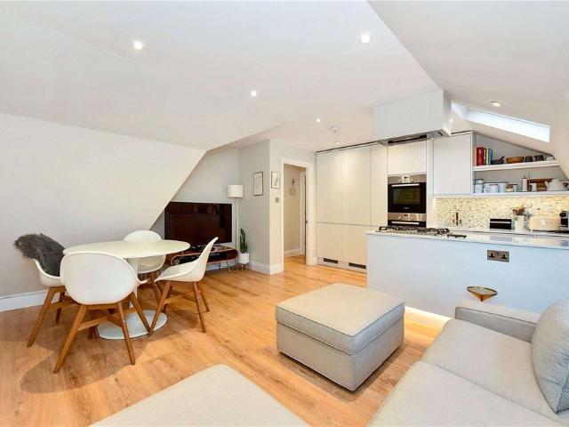 SHARER FRIENDLY Modern three bedroom, three bathroom apartment on Clifton Hill