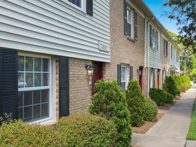 Sharon Pines 2 Bedroom Apartment for Rent at 7000 Barrington Dr, Charlotte, NC 28215 Oak Forest