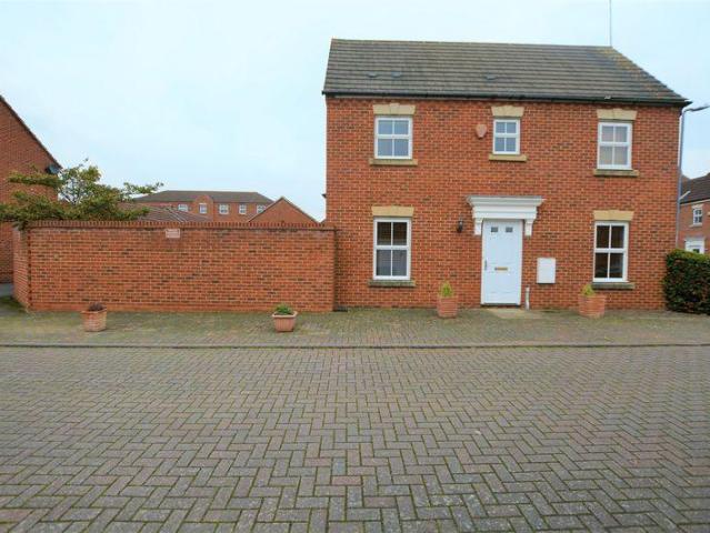 Sharman Row, Langley Slough 3 bed semi detached house to rent £1,900 pcm £438 pw