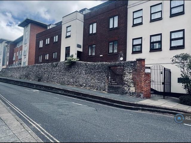 Sharp Garland House, Chichester, PO19 2 bed flat to rent £1,275 pcm £294 pw