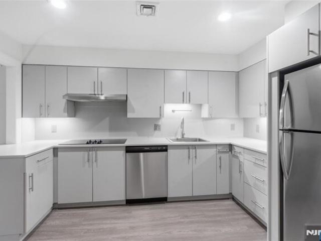 Shearwater Ct W Apt,jersey City, Condo For Sale