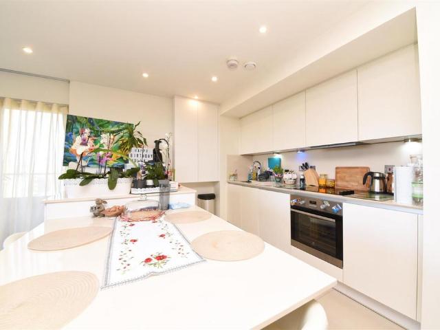 Shearwater Drive, Goshawk Court, NW9 2 bed flat to rent £2,150 pcm £496 pw