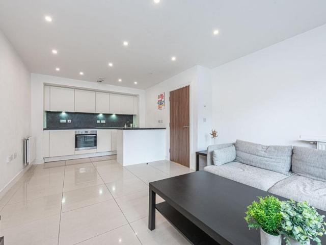 Shearwater Drive, Hendon, London, NW9 1 bed flat to rent £2,400 pcm £554 pw