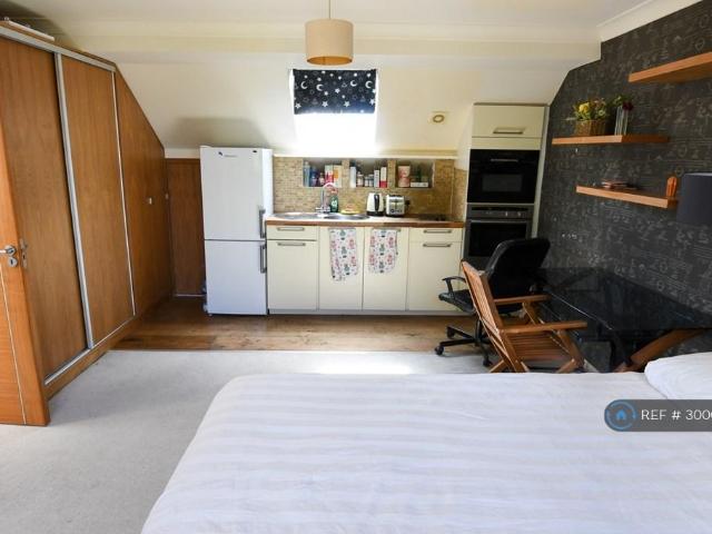 Sheen Gate Gardens, London, SW14 1 bed in a house share to rent £1,550 pcm £358 pw