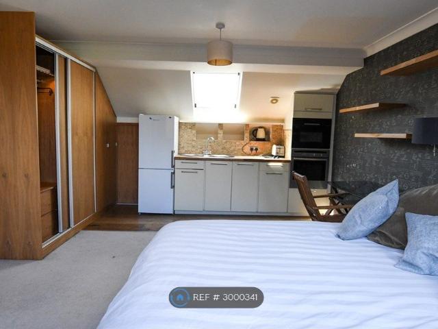 Sheen Gate Gardens, London SW14, Room to rent, £1,550 pcm | PrimeLocation