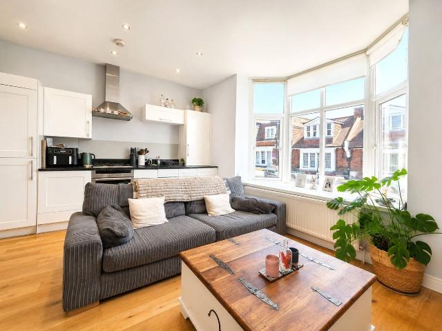 Sheen Lane, London SW14, 1 bed flat to rent, £1,750 pcm | PrimeLocation