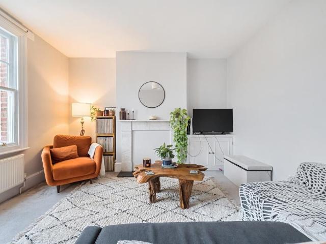 Sheen Park, Surrey TW9, 1 bed flat to rent, £1,950 pcm | PrimeLocation