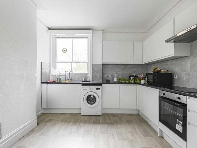 Sheen Road, Richmond TW9 3 bed flat to rent £2,950 pcm £681 pw