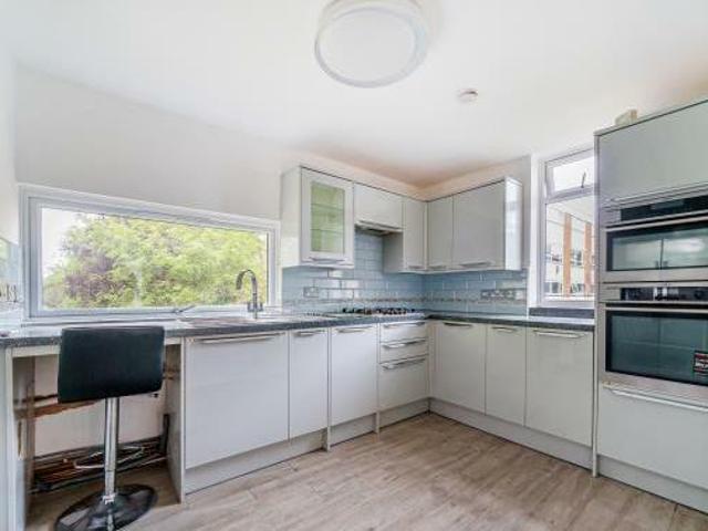 Sheendale Road, Richmond, 3 Bedroom Apartment