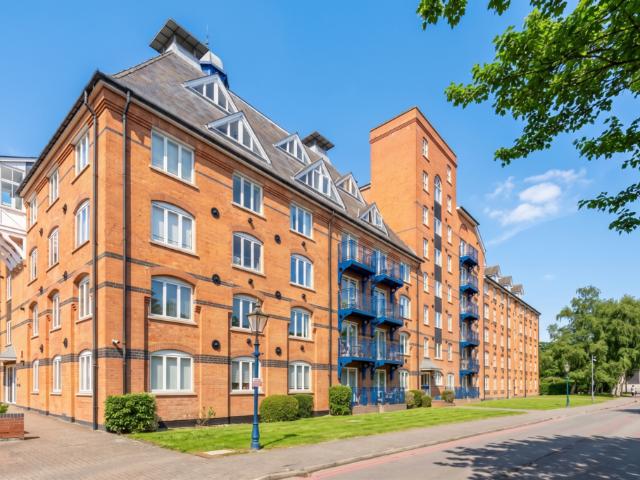 Sheering Lower Road, Essex CM21 Studio to rent £1,050 pcm £242 pw