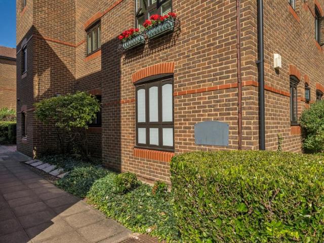 Sheet Street Windsor SL4 3 bed flat to rent £2,100 pcm £485 pw