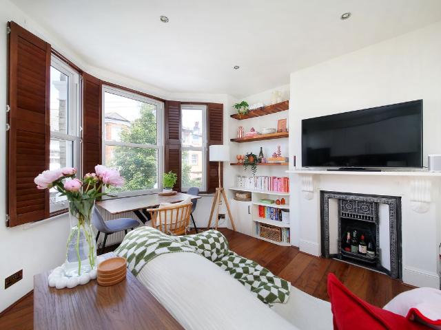 Shelgate Road, Between The Commons SW11, 1 bed terraced house to rent, £2,250 pcm | PrimeLocation