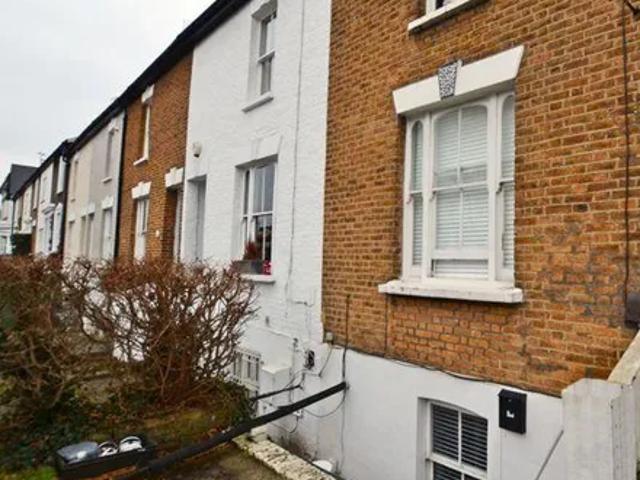 Shell, 122 Portsmouth Road, Thames Ditton, KT7 0XF, United Kingdom | Studio apartment for rent #115327623 | Rentberry