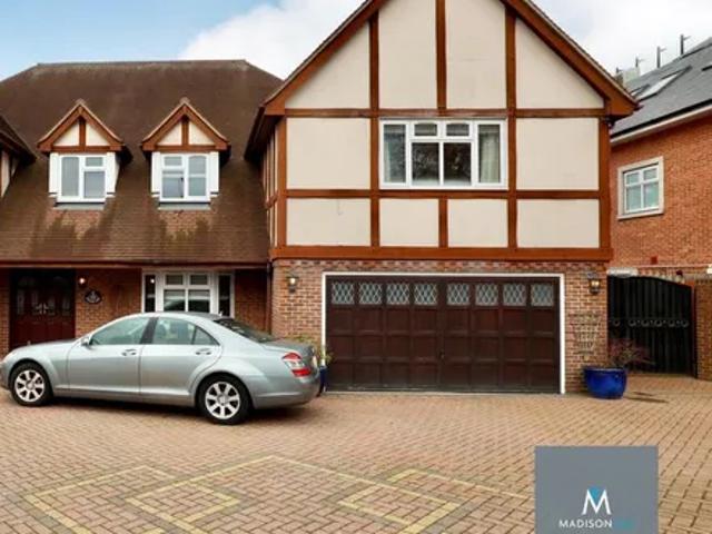 Shell, 124 Manor Road, Grange Hill, Chigwell, IG7 5PP, United Kingdom | 5 bed house for rent #117176703 | Rentberry