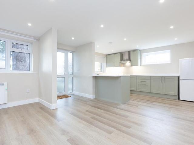 Shelley Close, Abingdon 2 bed flat to rent £1,450 pcm £335 pw