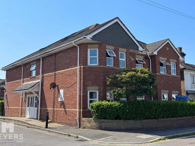 Shelley Road East, Bournemouth, BH7 6 2 bed flat to rent £1,050 pcm £242 pw