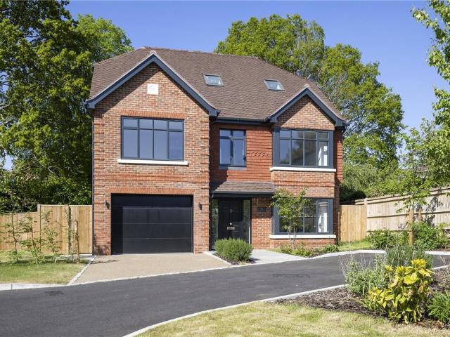 Shelvers Way, Tadworth, Surrey, KT20 5 bed detached house to rent £4,750 pcm £1,096 pw