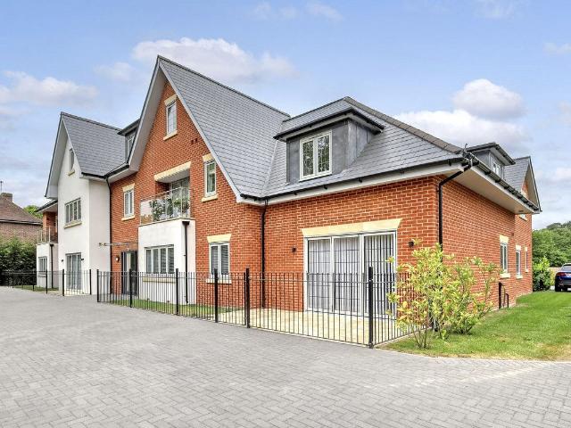 Shenfield Road, Brentwood CM15, 2 bed flat to rent, £3,000 pcm | PrimeLocation