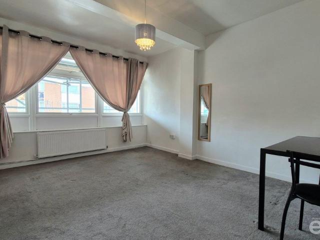 Shenley Road, Borehamwood WD6, 2 bed flat to rent, £1,550 pcm | PrimeLocation