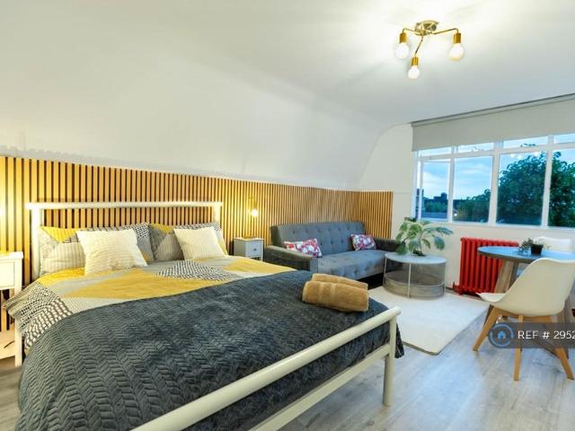 Shepherd S Bush Green, London, W12 Studio to rent £2,500 pcm £577 pw