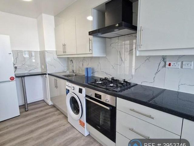Shepherds Court, London, W12 4 bed flat to rent £3,200 pcm £738 pw