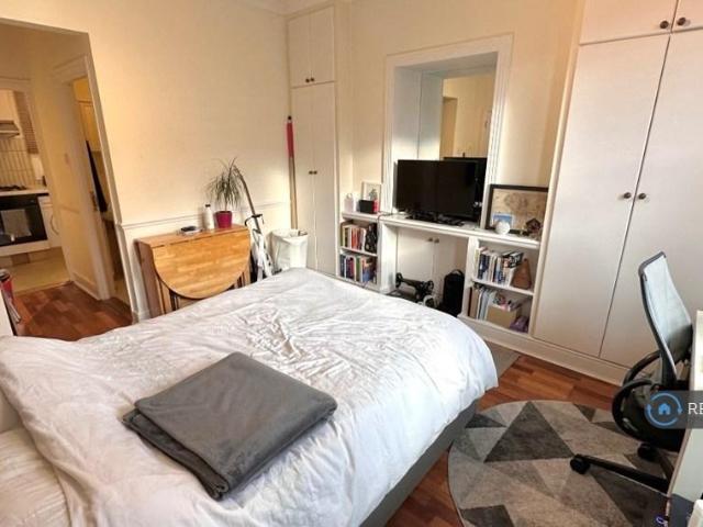 Shepherds Bush, London, W12 Studio to rent £1,450 pcm £335 pw