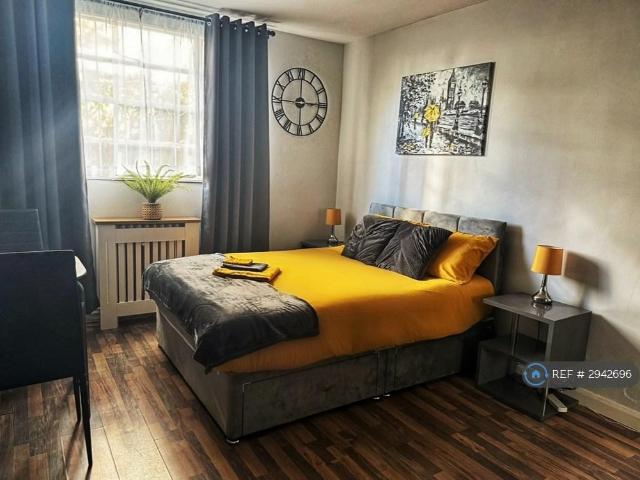 Shepherds Bush, London, W12 Studio to rent £1,650 pcm £381 pw