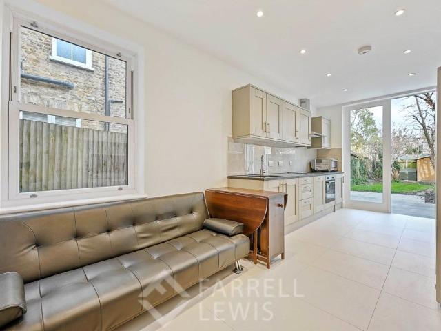 Shepherds Bush, London W12, 2 bed flat to rent, £2,700 pcm | PrimeLocation