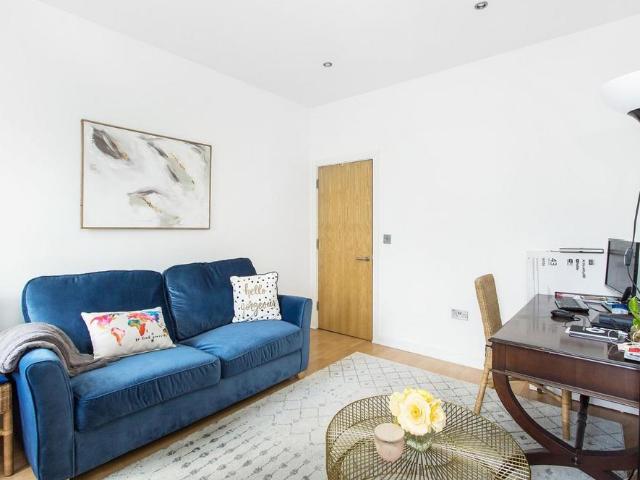 Shepherds Bush Road, Hammersmith. 1 bed flat to rent £2,150 pcm £496 pw