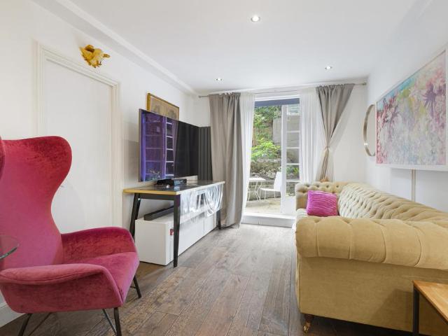 Shepherds Bush Road, London W6 2 bed flat to rent £3,000 pcm £692 pw