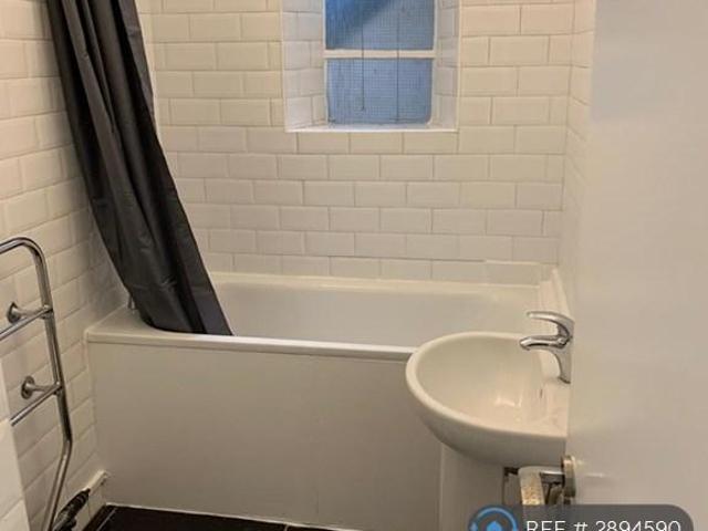 Shepherds Bush Road, London, W6 2 bed flat to rent £2,200 pcm £508 pw