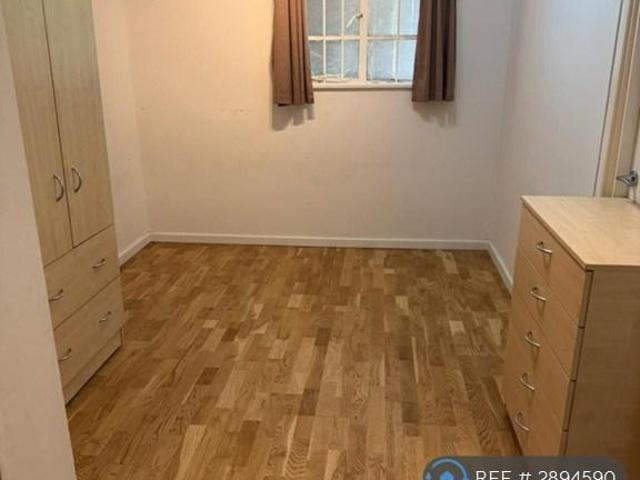Shepherds Bush Road, London, W6 2 bed flat to rent £2,250 pcm £519 pw