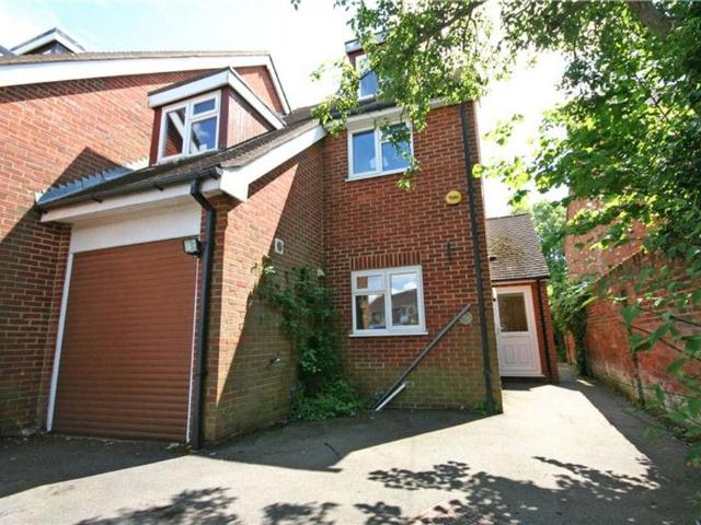 Shepherds Lane, Beaconsfield, HP9 4 bed semi detached house to rent £2,950 pcm £681 pw