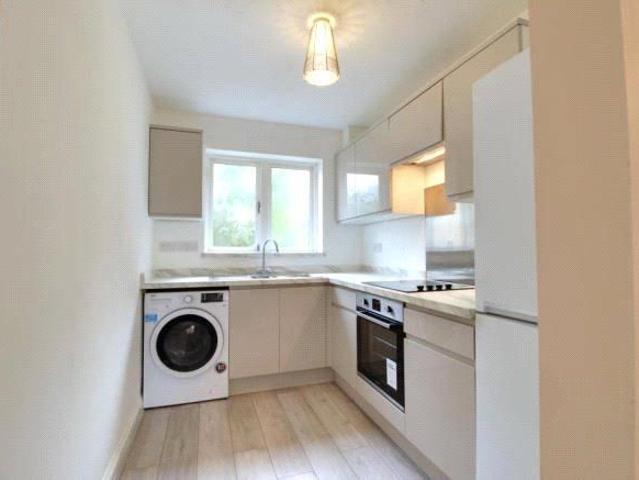 Shepherds Lane, Bracknell RG42, 2 bed flat to rent, £1,350 pcm | PrimeLocation