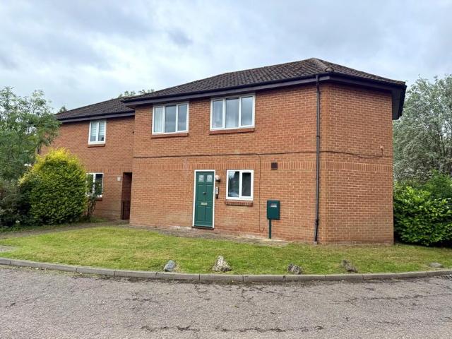 Sheppards Close, Newport Pagnell 3 bed maisonette to rent £1,475 pcm £340 pw