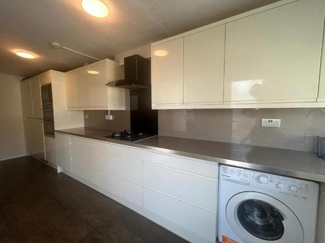 Shepperton TW17 4 bed semi detached house to rent £2,600 pcm £600 pw
