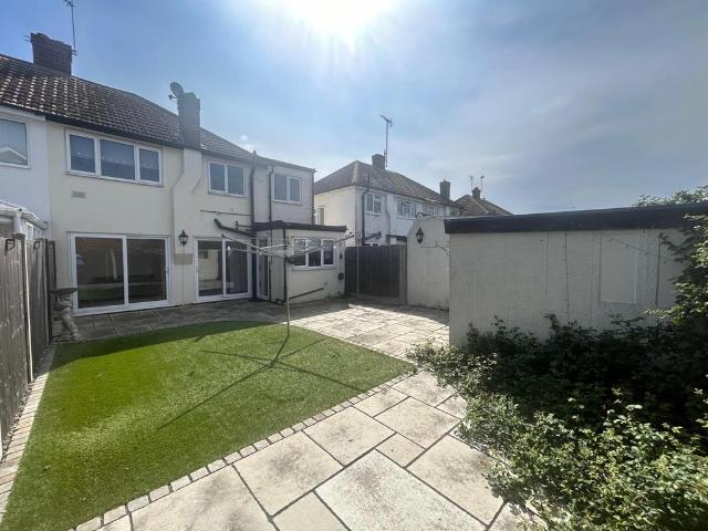 Shepperton TW17 4 bed semi detached house to rent £2,695 pcm £622 pw