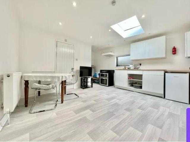 Shere Road, Ilford IG2, Studio to rent, £1,050 pcm | PrimeLocation