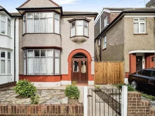 Sheringham Drive, London, IG11 9AL, United Kingdom | 3 bed duplex for rent #140229139 | Rentberry